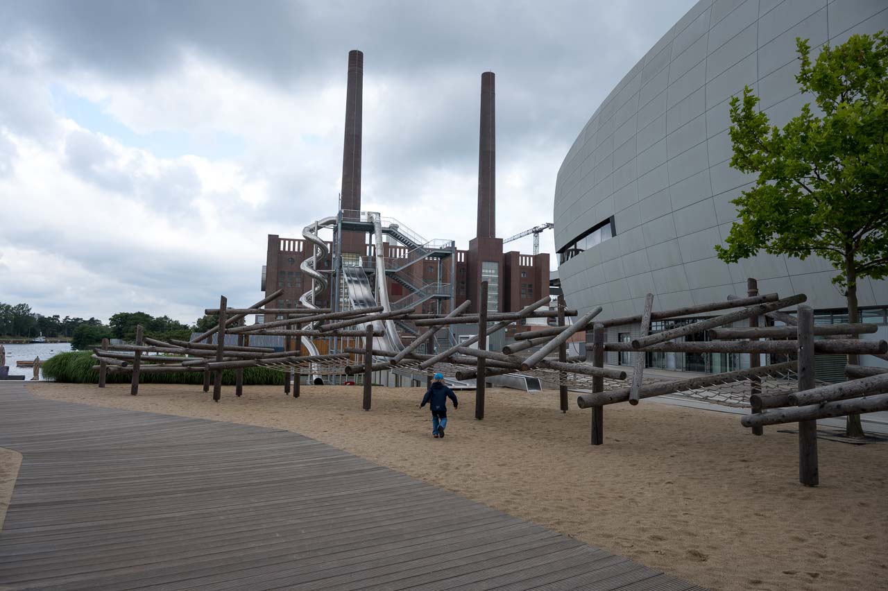 Die Autostadt von VW in Wolfsburg ist wie ein Vergnügungspark für ...